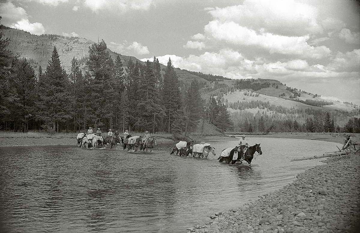 Points West: Thorofare through the Shutter - photography